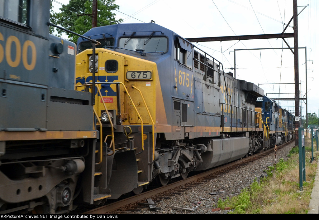 CSX AC60CW 675 in YN2 fifth out on Q438-26